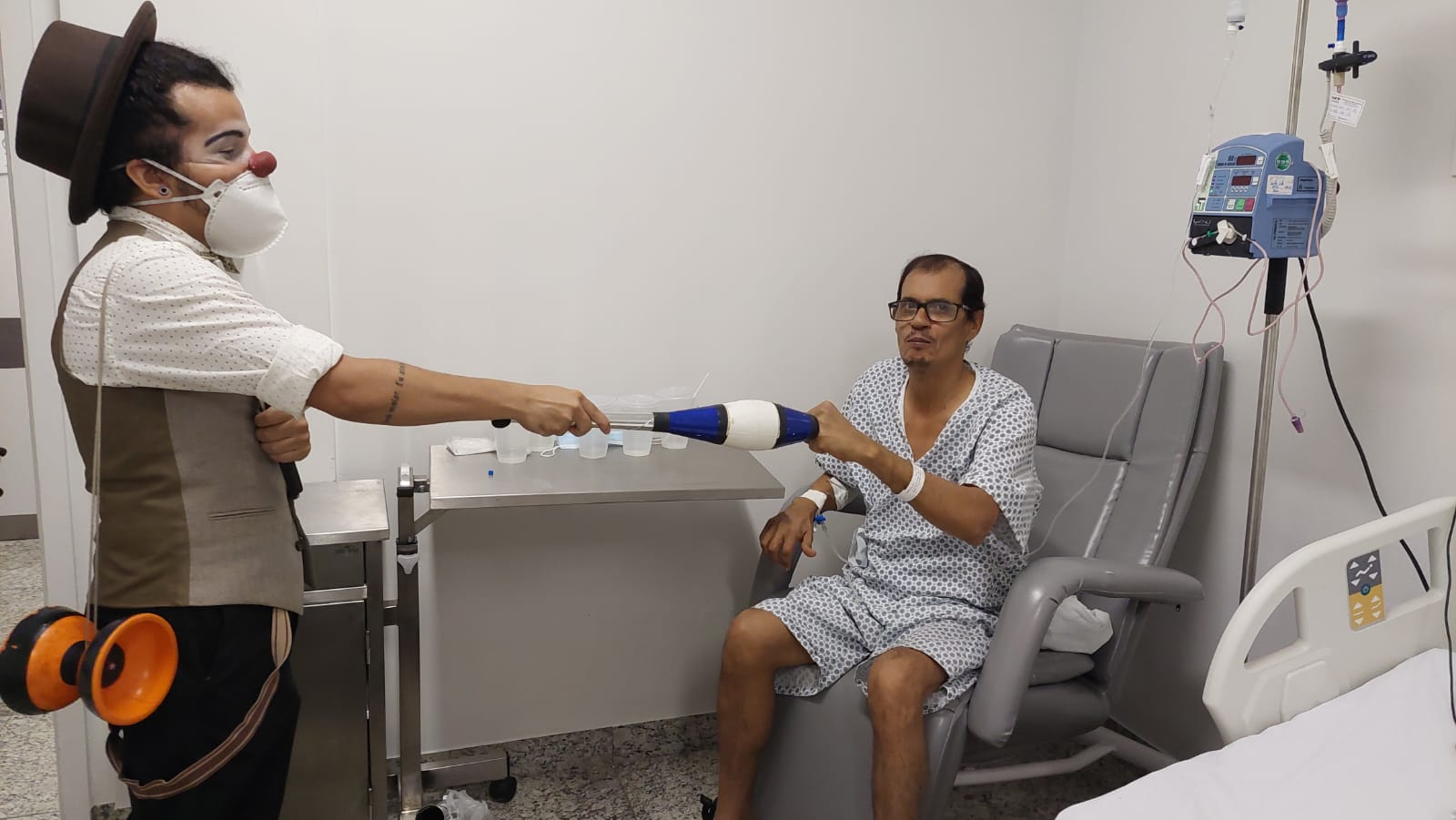 Voluntário leva alegria aos pacientes do HMAP - HMAP